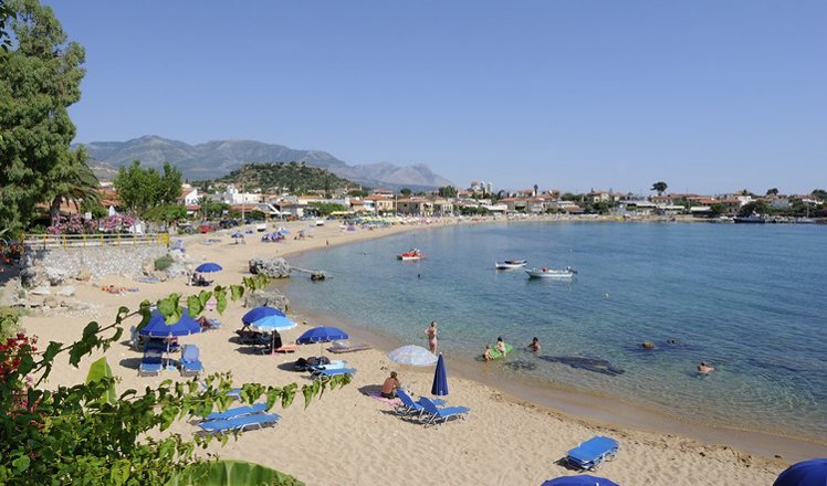 De plaats Stoupa op Peloponnesos, Griekenland - Ross Holidays